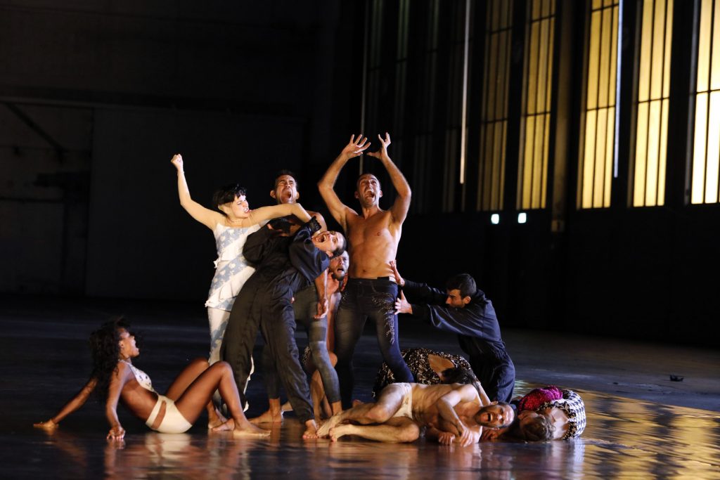 10000 Gestures at Volksbühne – Art Viewer