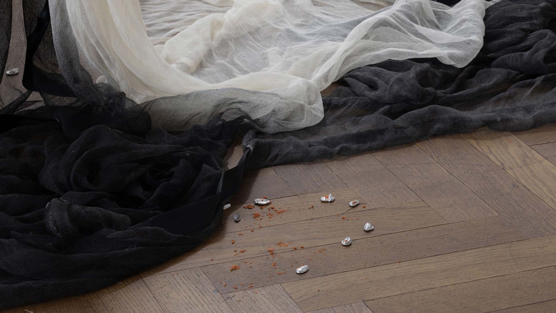 mumbles slide along the sleeve at Krone Couronne – Art Viewer